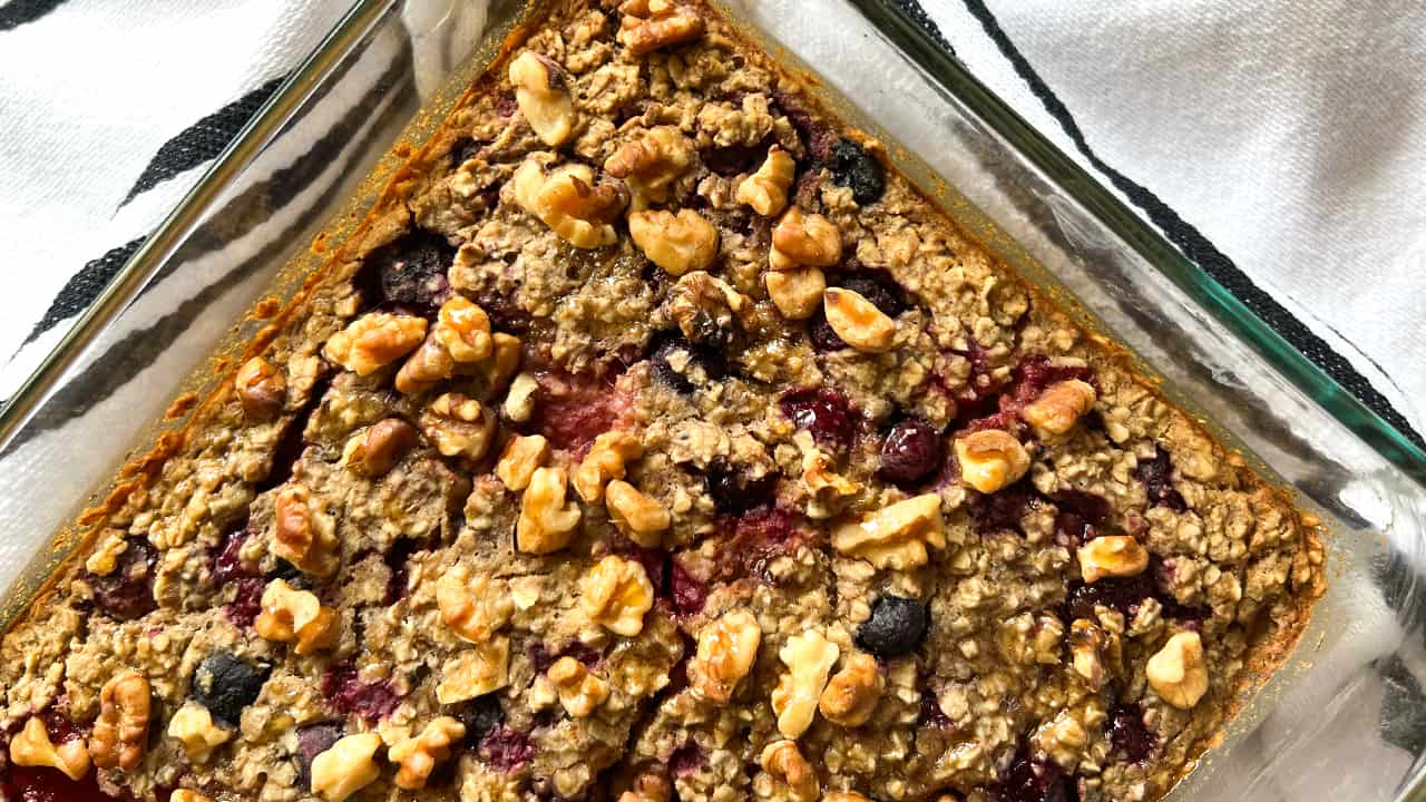 Vegan Oatmeal Bake With Berries Easy One Dish | Essy Cooks